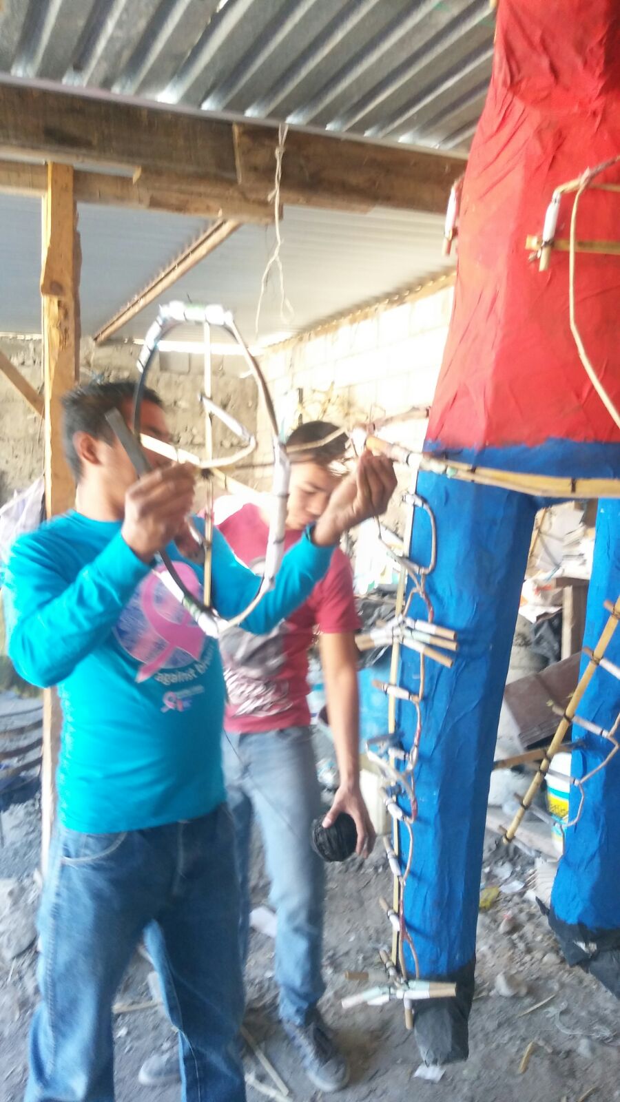 Piñatas de Judas listas para ser quemadas | Telediario México