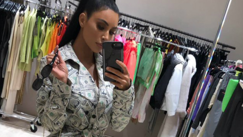 Se cubre de dólares Kim Kardashian | Telediario México