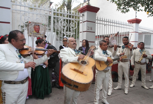Celebran a AMLO con pastel y mariachi | Telediario México