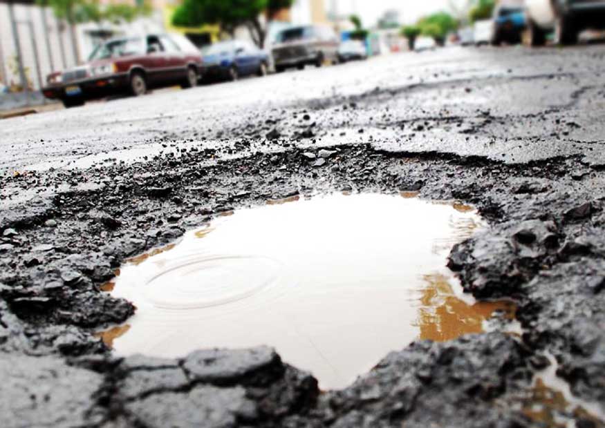 Calles del Centro de Monterrey 'lucen' múltiples baches | Telediario México