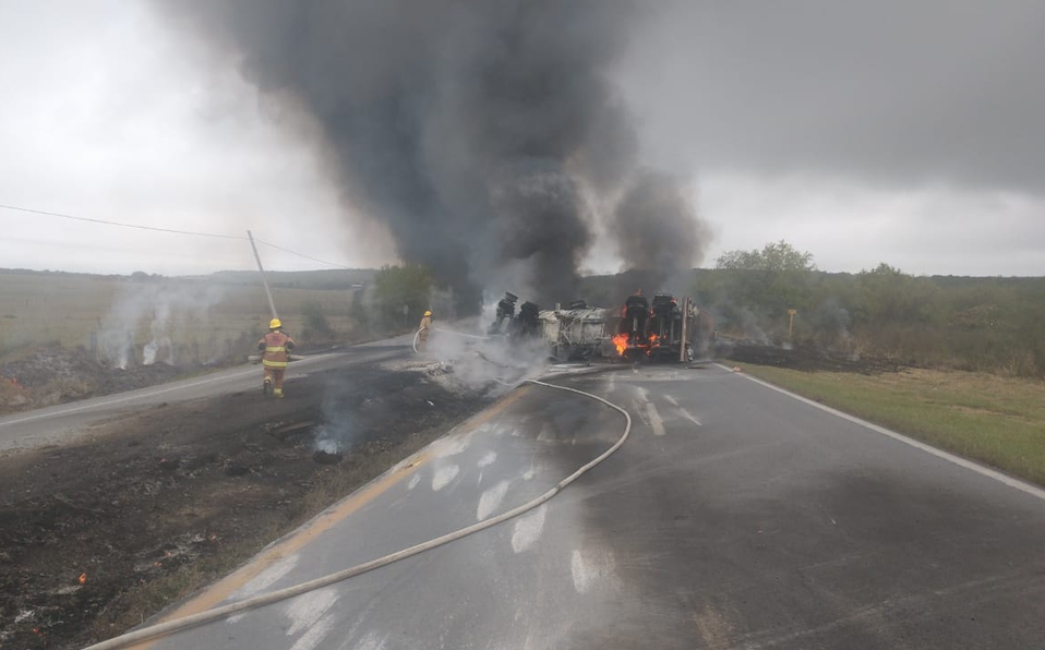 Pipa vuelca y se incendia en la carretera Nacional | Telediario México