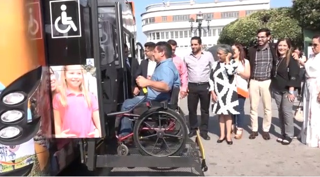 Personas en silla de ruedas ahora podrán pasear en TuriBus | Telediario ...