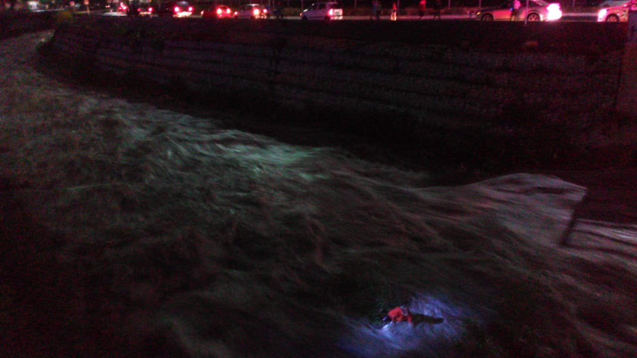 Rescatan del arroyo Topo Chico a un hombre en San Nicolás | Telediario México