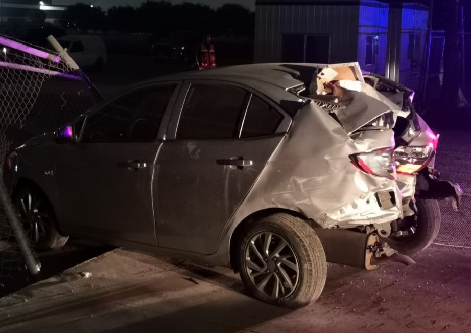Choca Conductor De Auto Contra Poste En Apodaca Hay Dos Lesionados