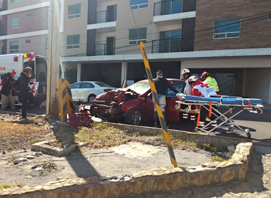 Conductora se impacta contra muro en la avenida Garza Sada tras conducir a exceso de velocidad ...
