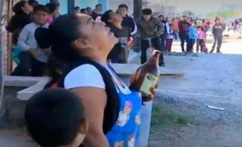 Mujer Ofrece Una Caguama A Ombre Que Amenazaba Con Quitarse La Vida