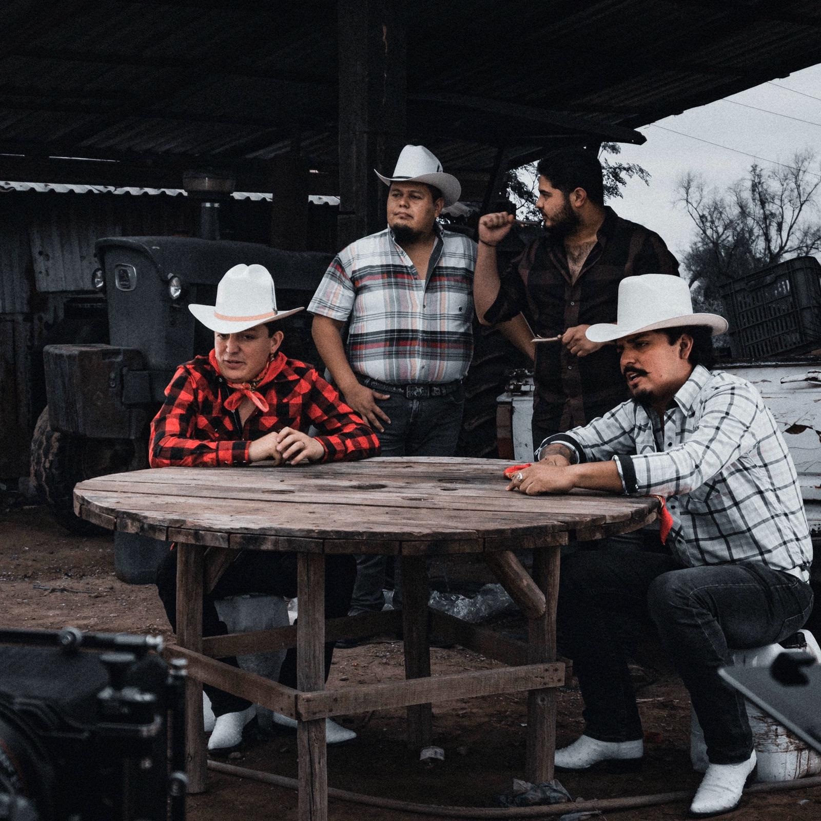 Los Dos Carnales van por sus Latin American Music Awards | Telediario ...