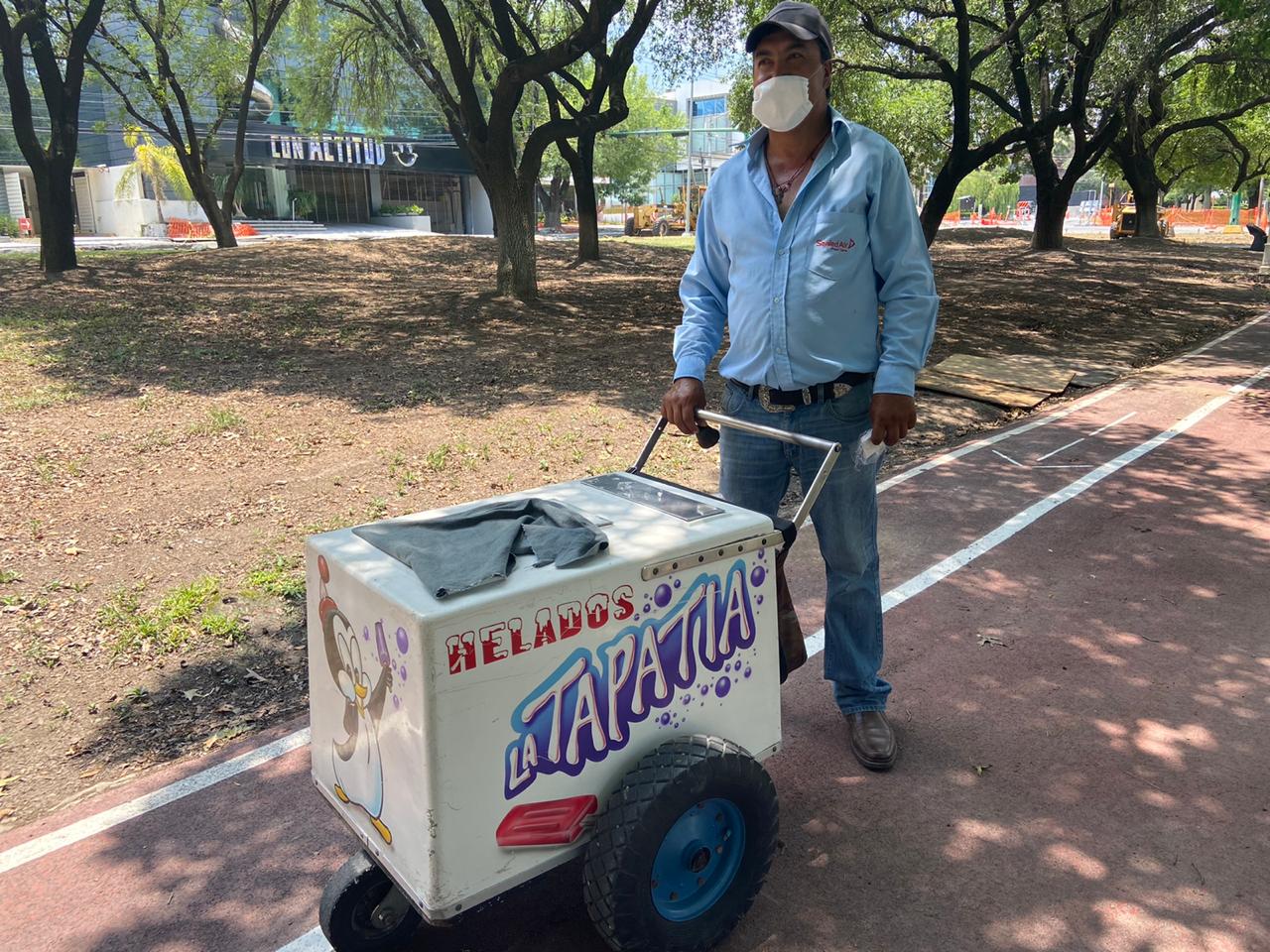 Paletero recorre las calles de San Pedro en busca de sustento para su ...