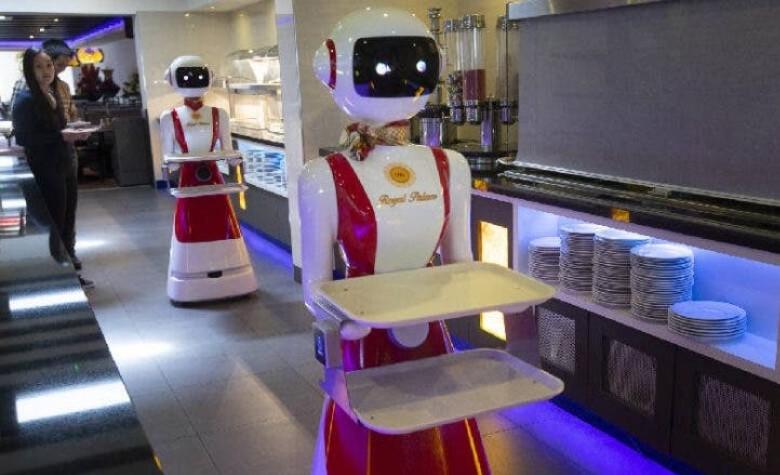 VIDEO: Restaurante usa robots para atender a sus clientes en tiempos de ...