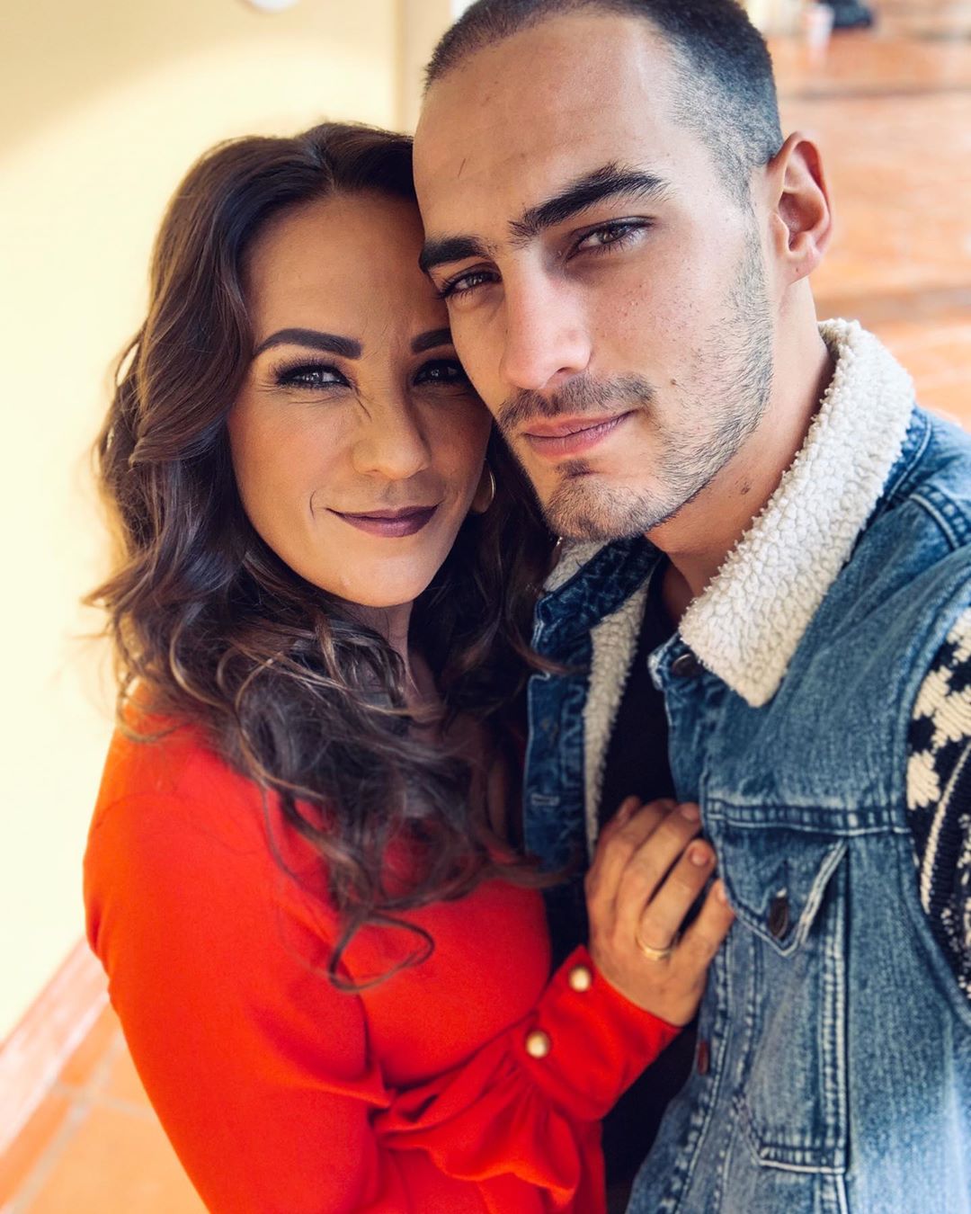 Él es el GUAPO y talentoso hijo de Consuelo Duval | Telediario México