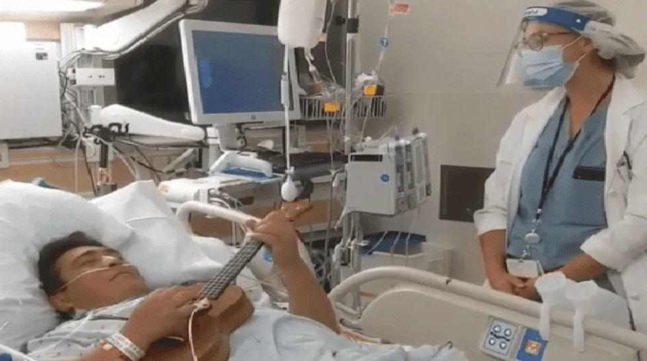 Doctora y paciente cantan juntos en cuarto de hospital | Telediario México