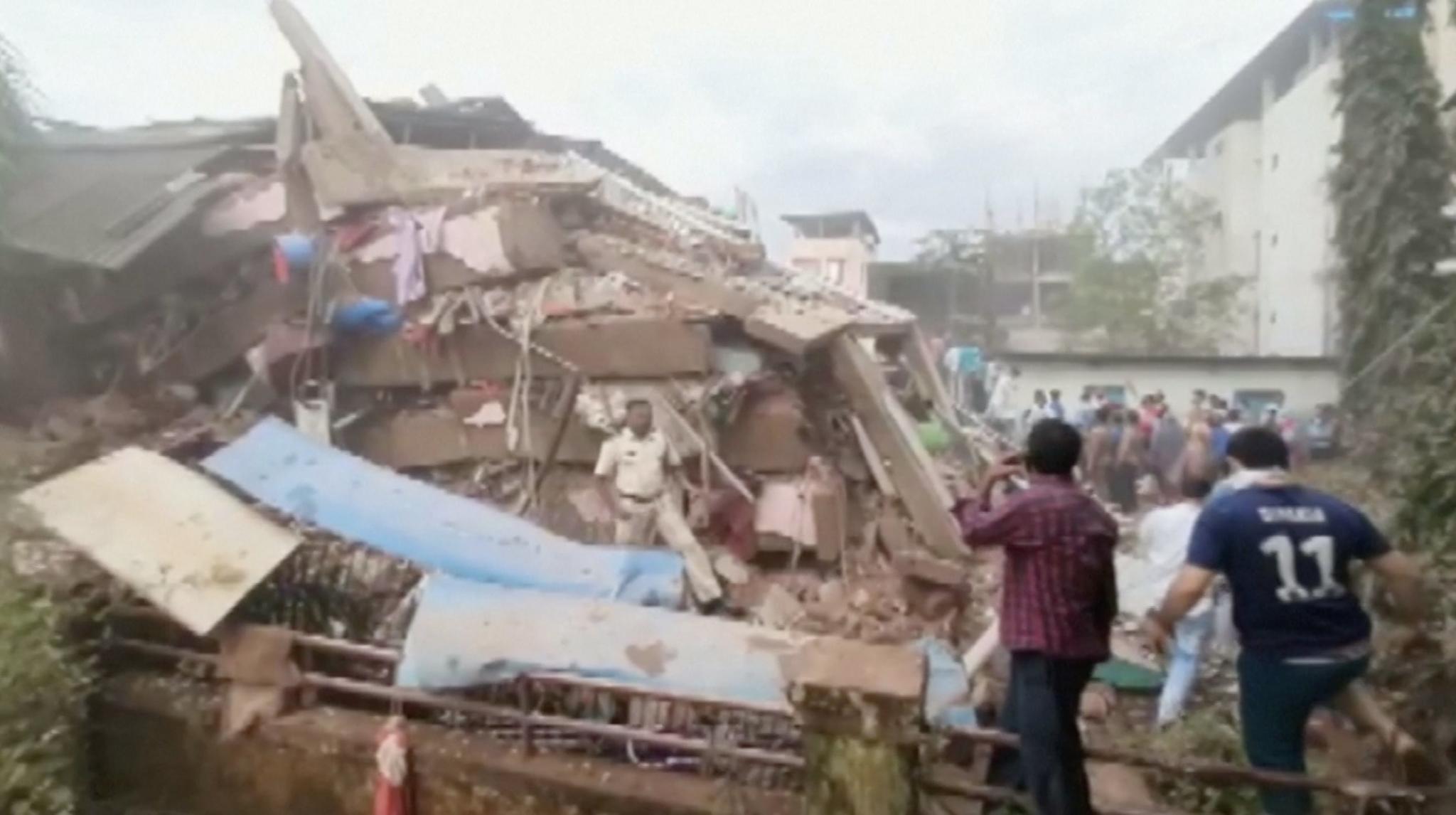 Al menos 90 personas atrapadas bajo escombros tras derrumbe de edificio en Mumbái | Telediario ...