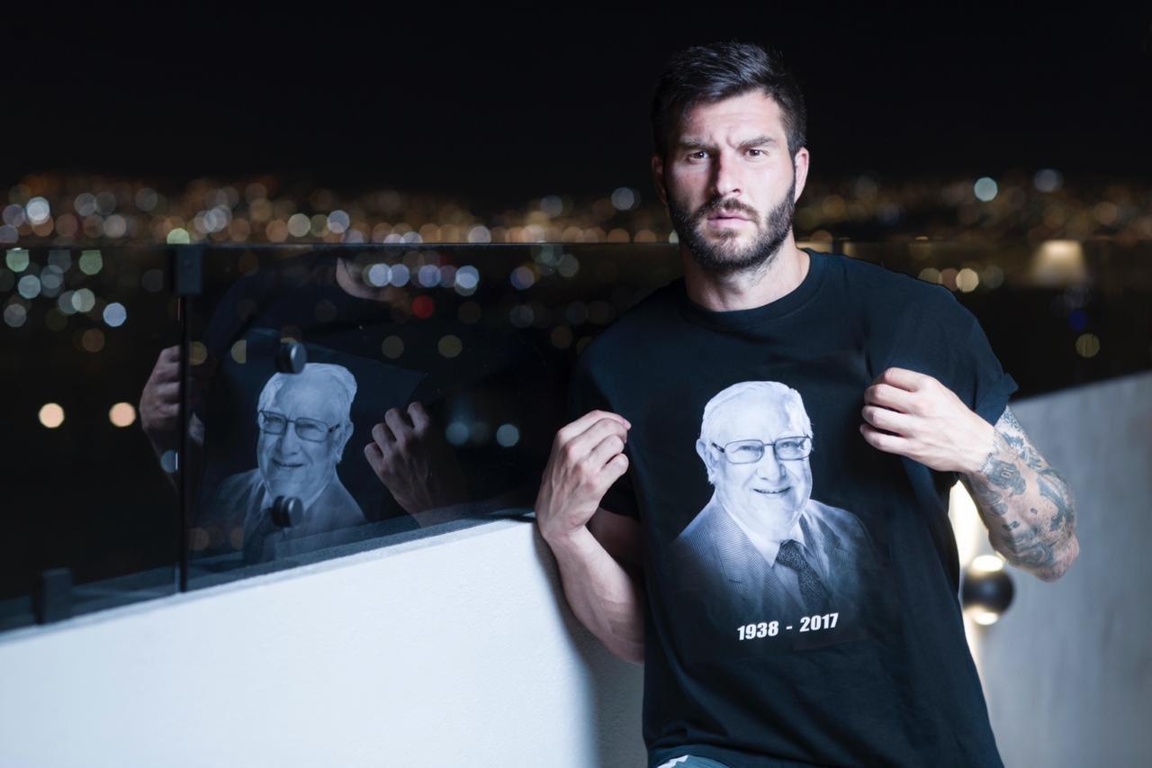 Gignac rinde homenaje a Don Rober | Telediario México