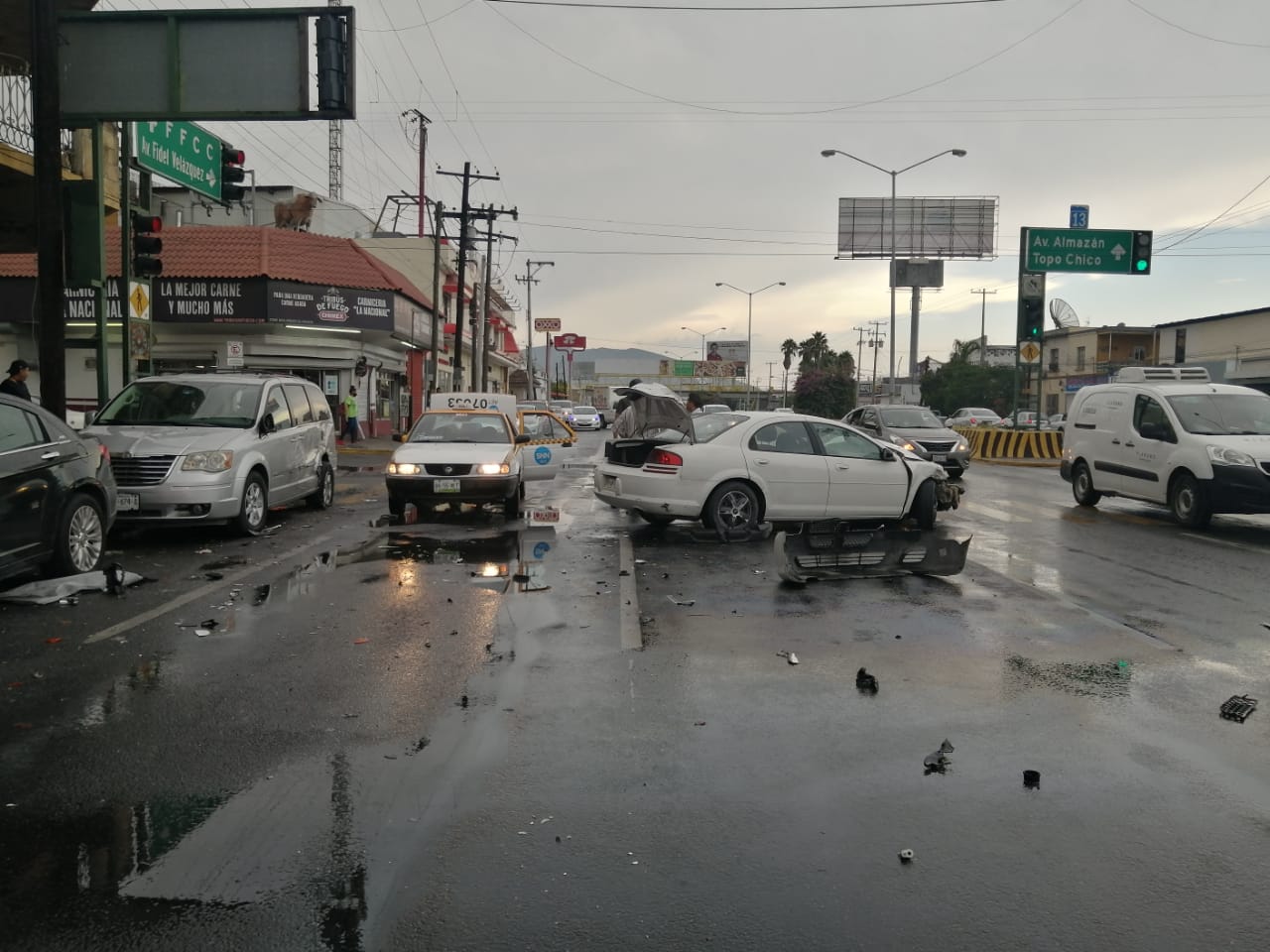 Camión embiste vehículo en la avenida Bernardo Reyes | Telediario México