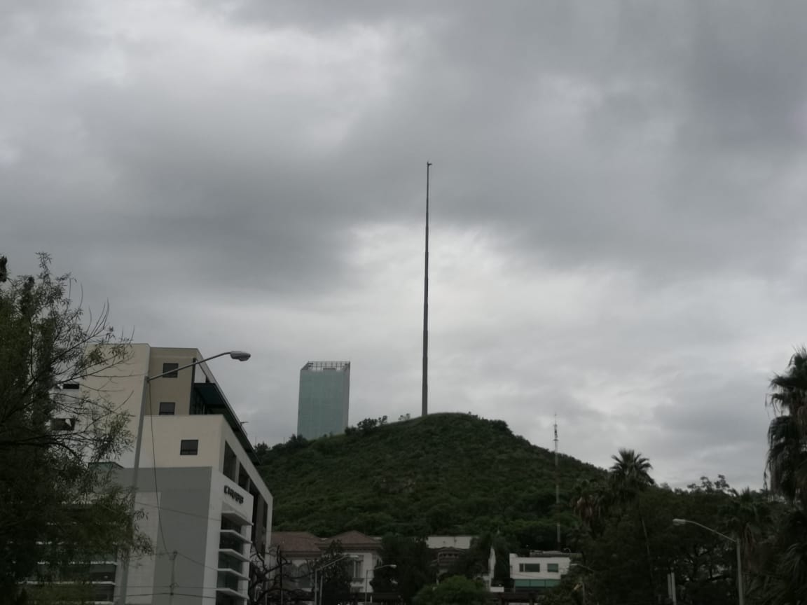 Pese al aniversario de Independencia, no izan la bandera en el Cerro ...