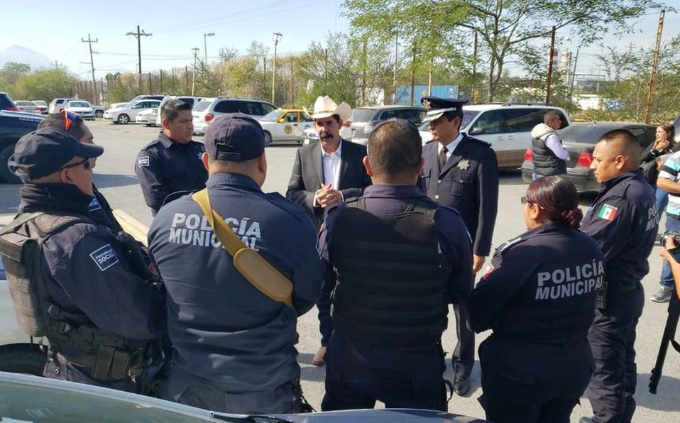 Cesan a 3 policías de Cadereyta por no detener a un 'pollero' y varios ...
