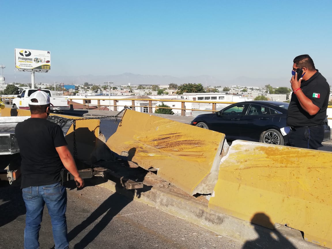 Mujer pierde el control y choca contra muro de contención en Periférico de Torreón | Telediario ...