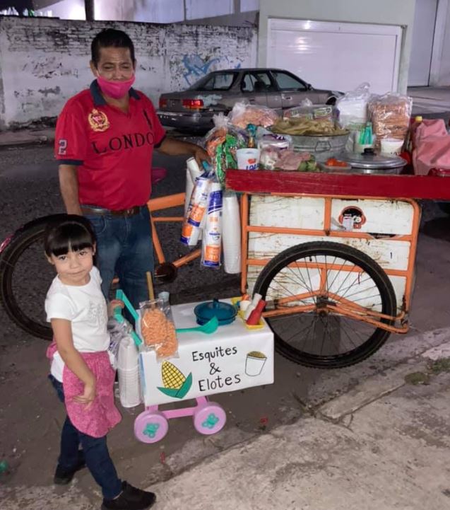 Niña enternece a las redes disfrazándose de elotero y se reuniéndose ...