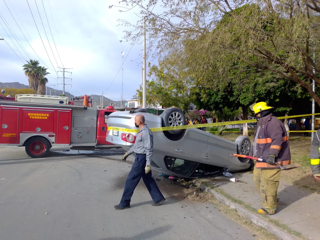 Mujer resulta lesionada tras sufrir volcadura en Torreón | Telediario México