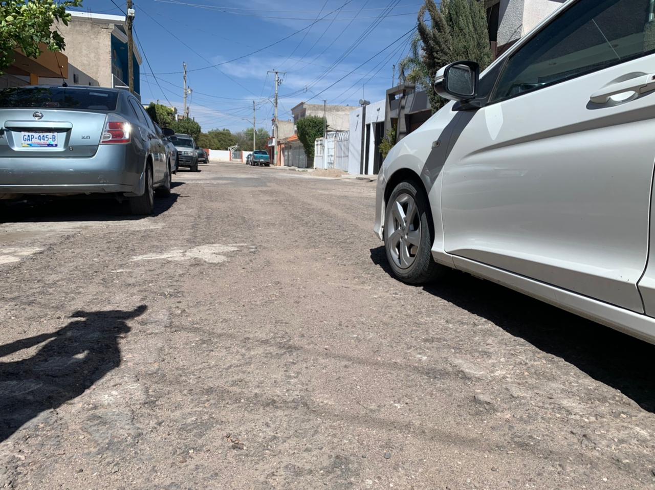 Calles deterioradas y agua potable sucia en el fraccionamiento Los ...