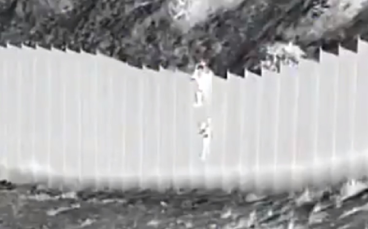 "Polleros" lanzan a niñas de 3 y 5 años desde lo alto del muro ...