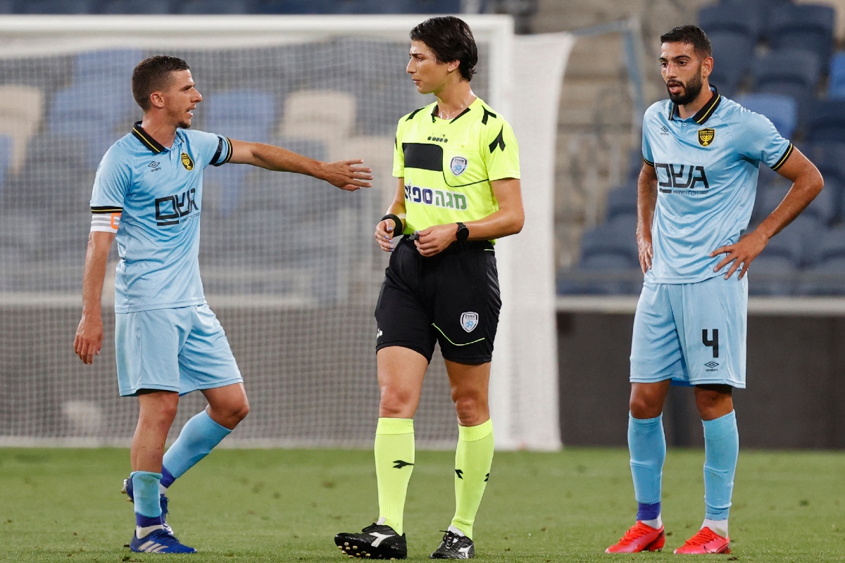 Sapir Berman se convierte en la primer árbitro transexual en silbar un ...