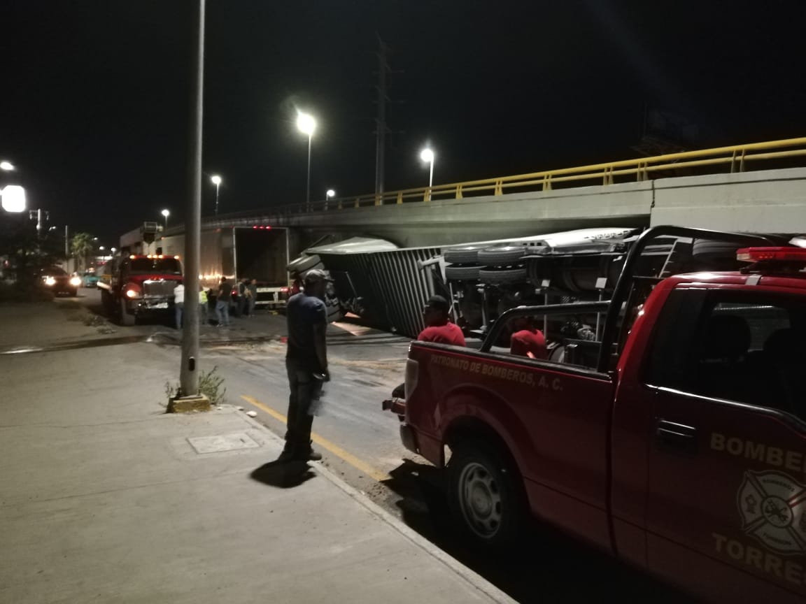 Conductor de trailer pierde el control de su unidad y termina volcado en Torreón | Telediario México