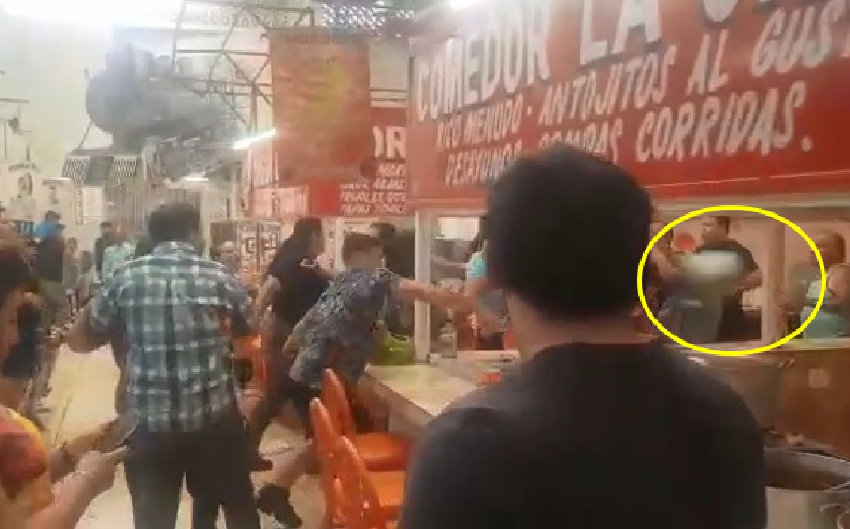 ¡Se dieron hasta con las ollas! Captan pelea en Mercado Juárez de ...
