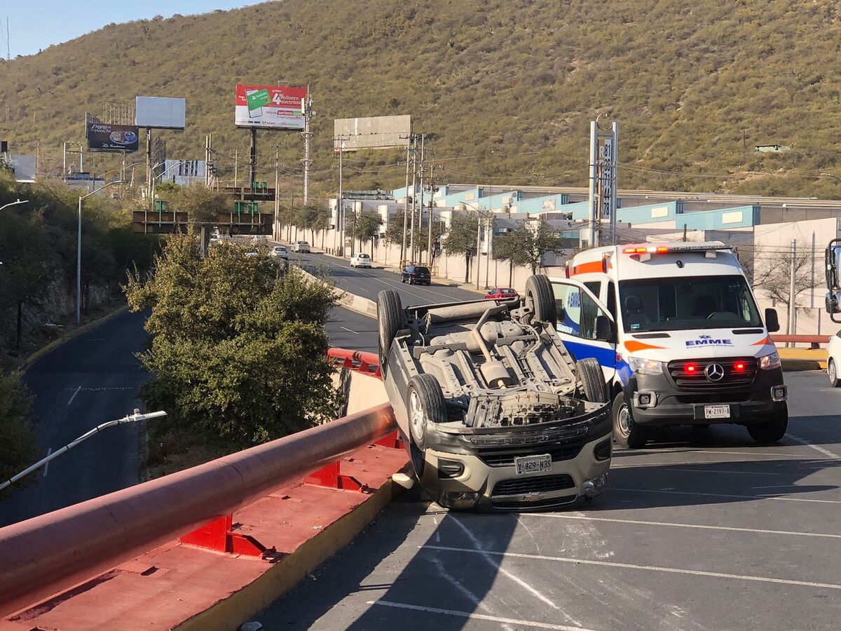 Monterrey. Conductora resulta lesionada tras volcadura| Telediario México