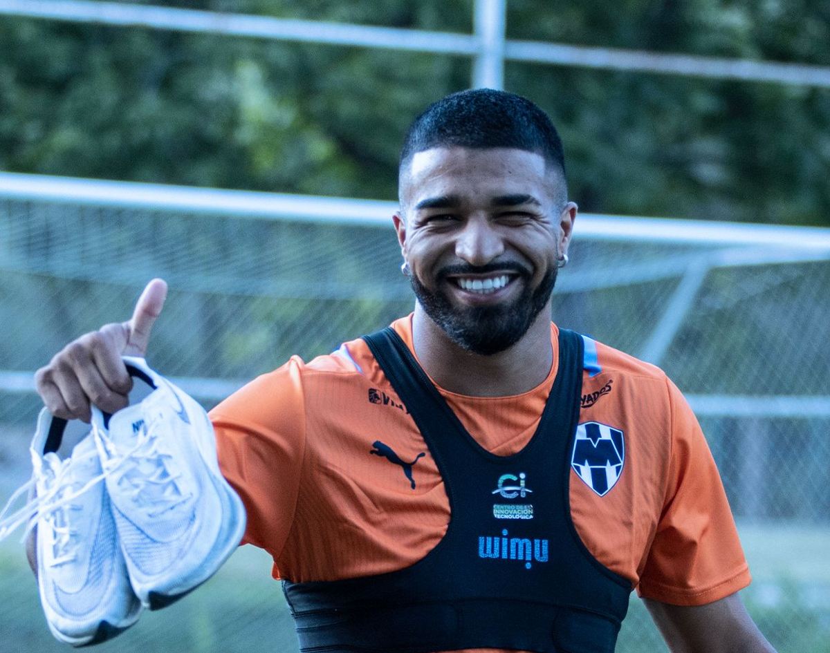 Rodrigo Aguirre, nuevo fichaje rayado conoce a sus nuevos compañeros ...