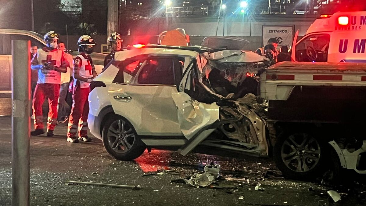 Monterrey Camioneta Choca Contra Plataforma De Tráiler Telediario México