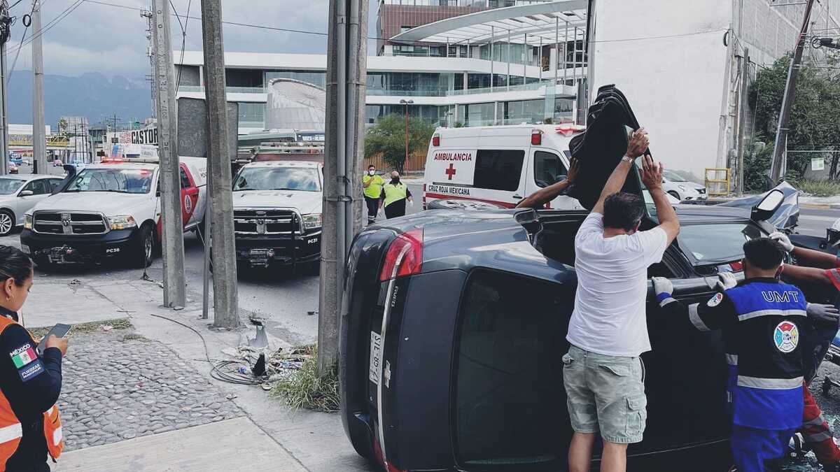 Conductor pierde el control de su vehículo y se vuelca en Monterrey| Telediario México