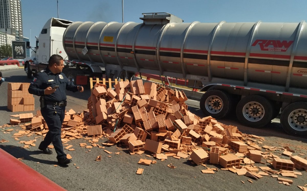 Monterrey: Chófer tira decenas de barro-block y abandona la carga ...