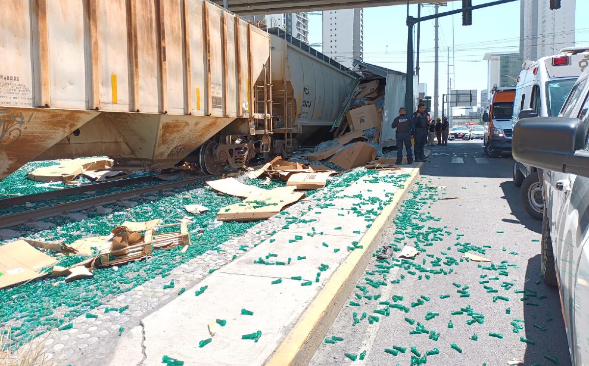Monterrey: Tráiler choca contra tren tras intentar ganarle el paso ...
