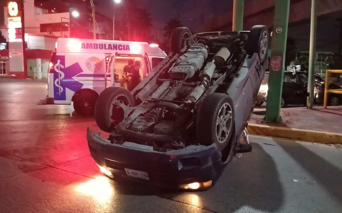 Se registra volcadura en avenida Simón Bolívar, en Monterrey| Telediario México