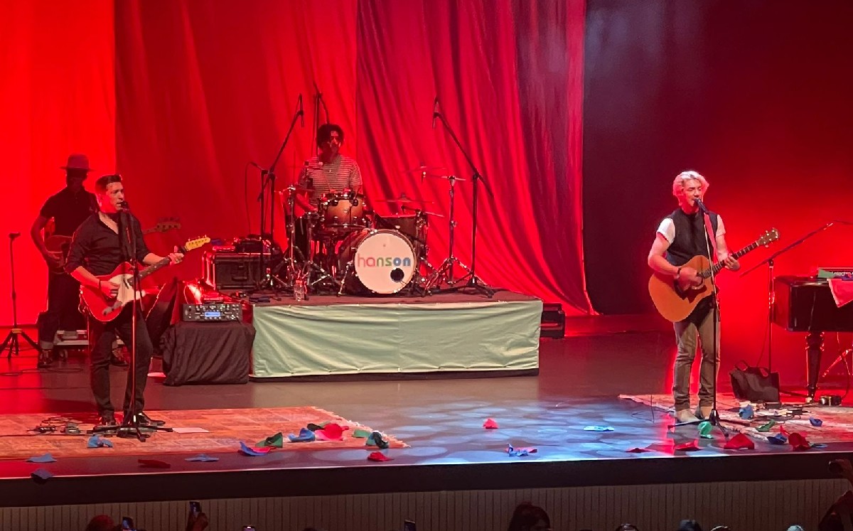 Hanson se presenta en Monterrey y ofrece noche noventera| Telediario México