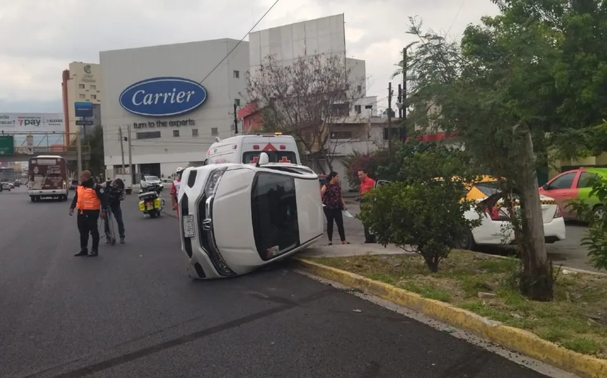 Monterrey. Registro a desnivel provoca volcadura en avenida Fidel Velázque| Telediario México