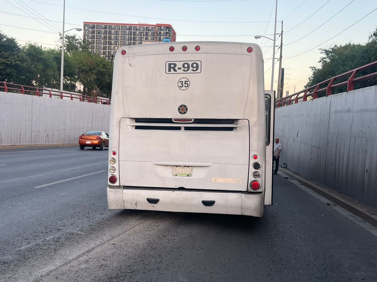Camión de ruta deja afectaciones en el pavimento en Monterrey ...
