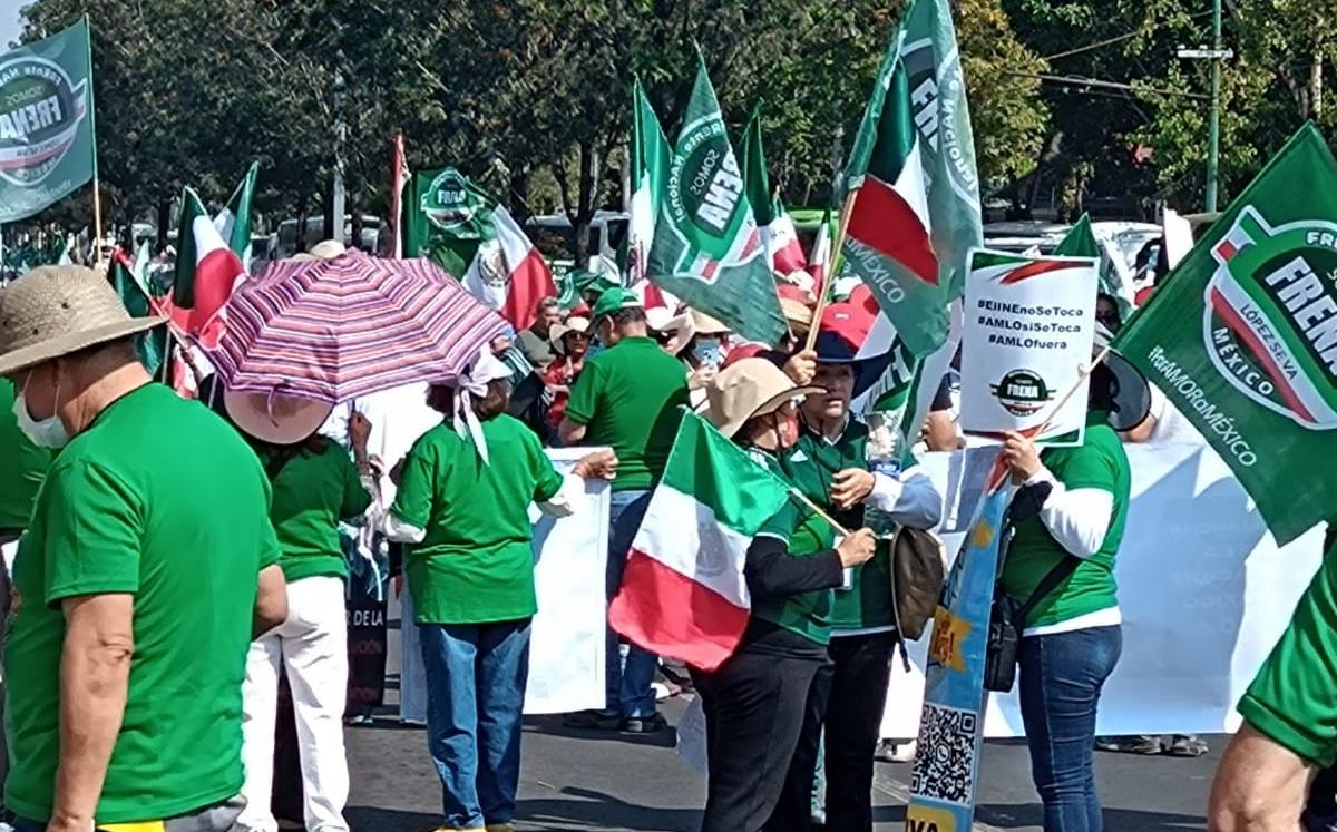 Encapsulan manifestación de FRENA en marcha de AMLO| Telediario México