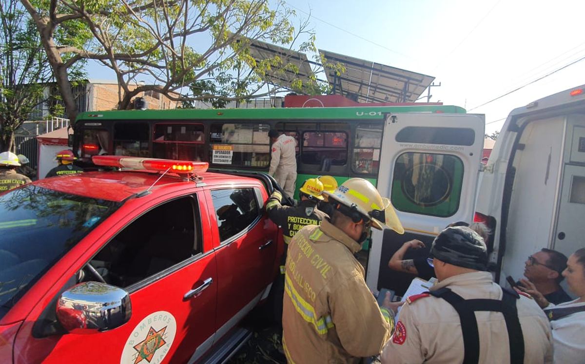 Conductor de camión se convulsiona y choca contra tienda en GDL| Telediario México