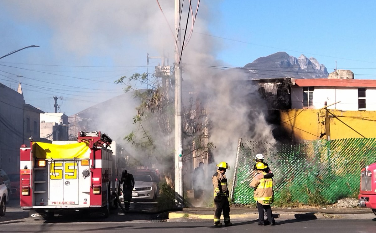 Lote baldío se incendia en el Centro de Monterrey| Telediario México