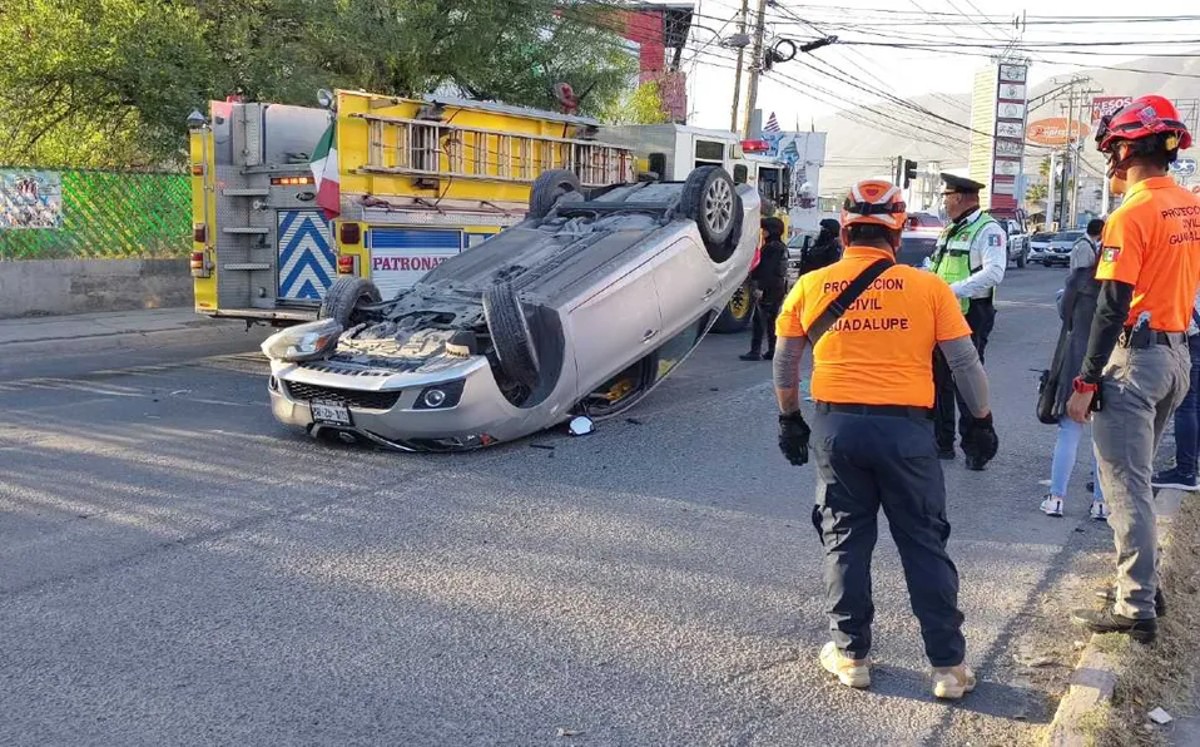 Guadalupe. Volcadura de auto afecta vialidad en avenida Israel Cavazos| Telediario México