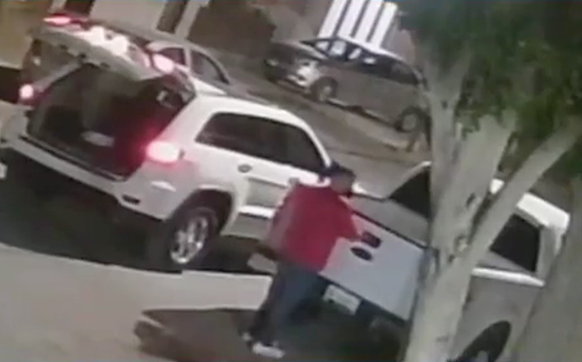 Sujeto roba tapa de camioneta en Torreón| Telediario México Sujeto roba tapa de camioneta en Torreón| Telediario México