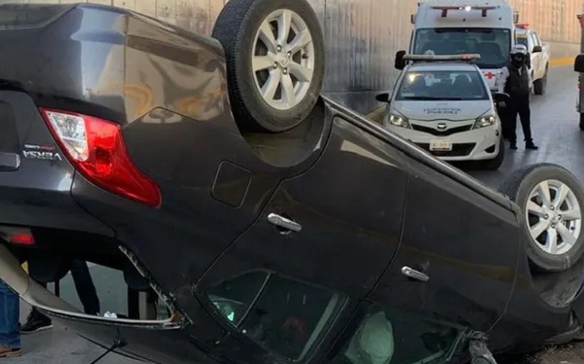 Mujer resulta lesionada tras volcadura en Nudo Mixteco en Torreón| Telediario México