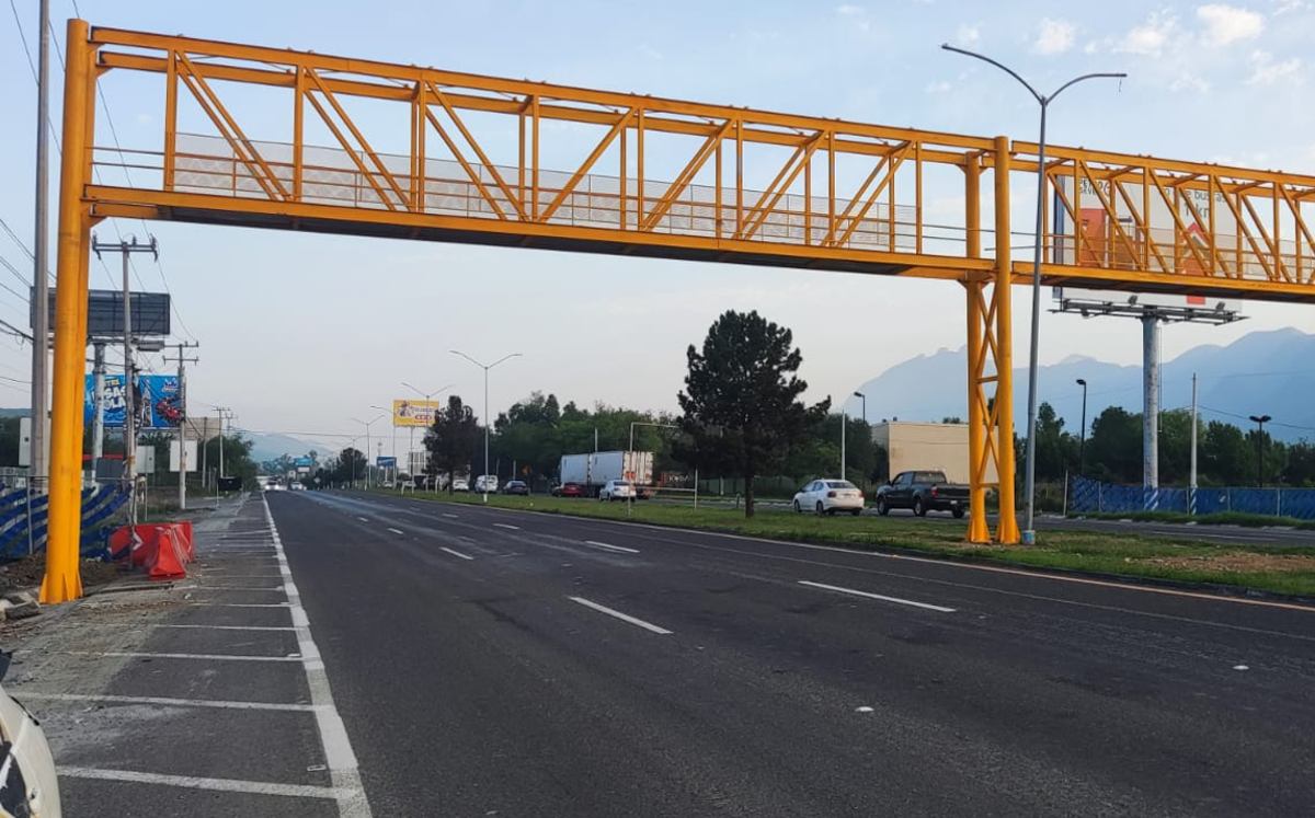Instalan puente peatonal en Carretera Nacional en Monterrey| Telediario ...