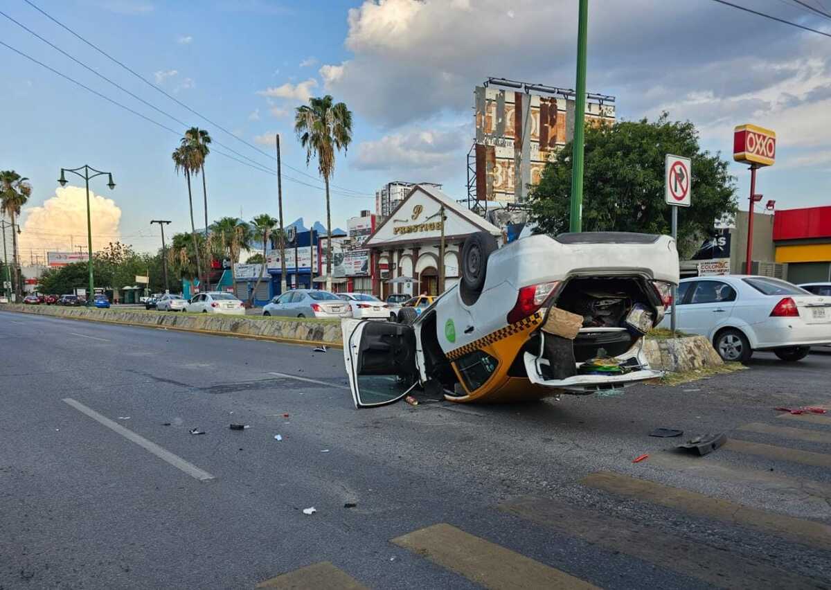 Taxista vuelca auto en avenida Francisco I. Madero en Monterrey ...