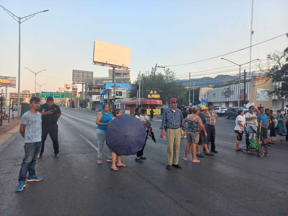 Vecinos bloquearon avenida Garza Sada por falta de luz en sus colonias ...