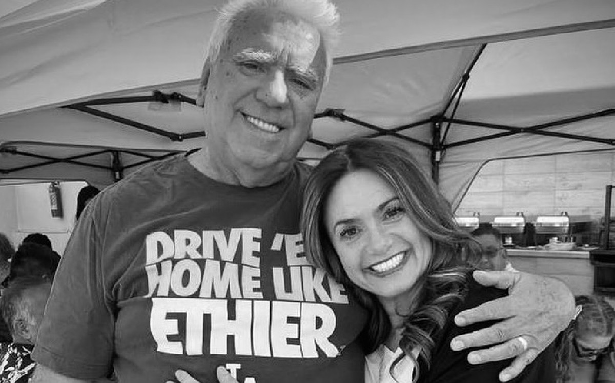 Muere el padre de Penélope Menchaca a los 77 años| Telediario México