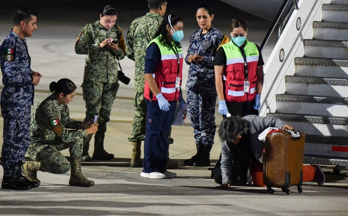 Mexicanos rescatados de Israel: mujer besa el suelo del AIFA | VIDEO| Telediario México