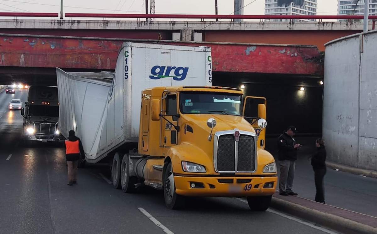 Tráiler se atorado en paso a desnivel en Monterrey| Telediario México